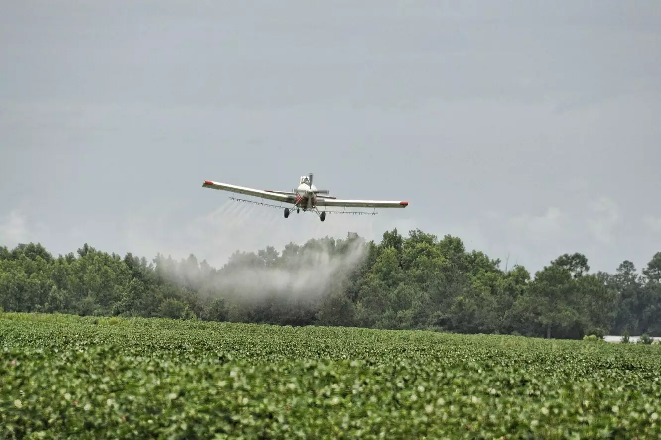 Ny ray aman-dreny amerikanina dia mitory ny mpanamboatra pesticides, milaza fa misy zavatra simika manimba ny atidohan'ny ankizy