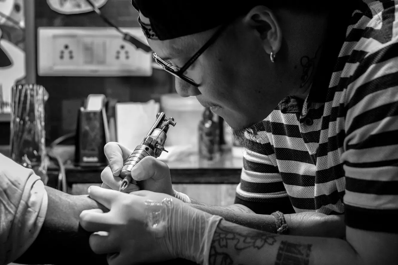 Muskovitlarga tatuirovka qilish uchun restoranlarga kirishga ruxsat beriladi. QR kodi bilan