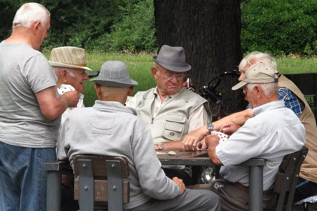 Cientistas descobriram que jogar cartas e jogos de tabuleiro podem retardar a doença de Alzheimer em até 5 anos