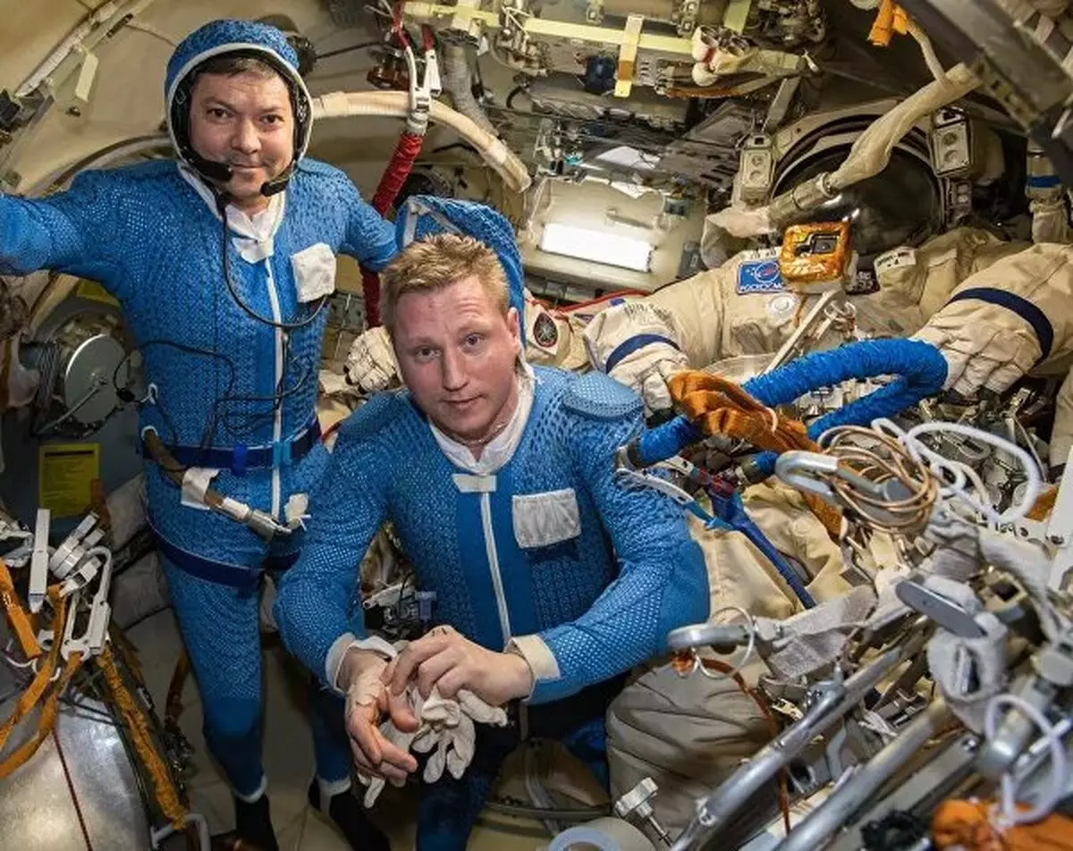 Tá cosmonauts Roscosmos Oleg Kononenko agus Sergei Prokopyev ag ullmhú do shiúlóid spáis