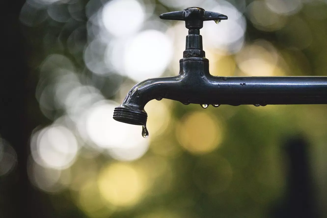 A është e vërtetë që uji i rubinetit është më i pastër se uji në shishe?