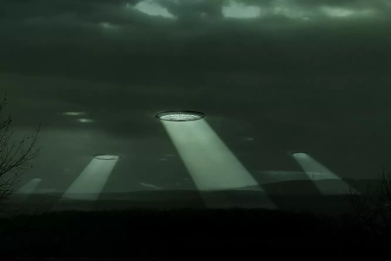 Passasiers- en militêre vliegtuigvlieëniers rapporteer dat hulle 'heldergroen UFO' oor Kanada sien