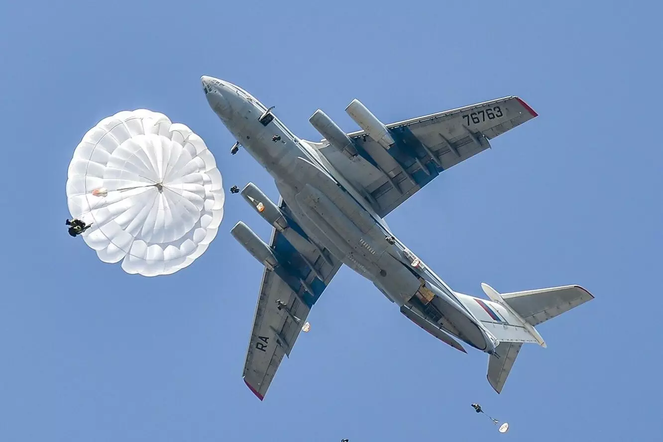 Pela primeira vez no mundo, um hospital caiu de paraquedas. Tornou-se Forças Aerotransportadas Russas