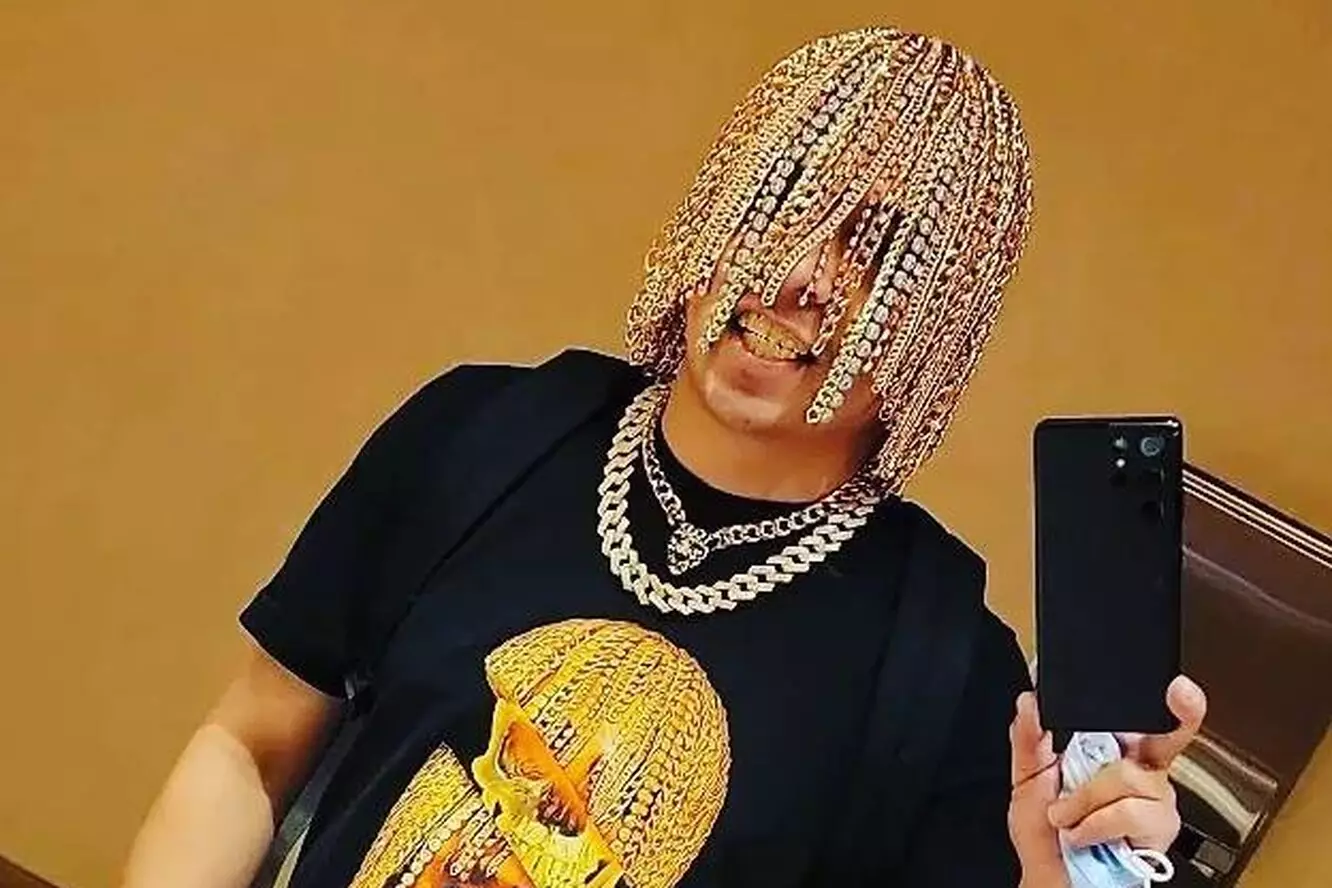 Mexican rapper replaces head hair with gold chains