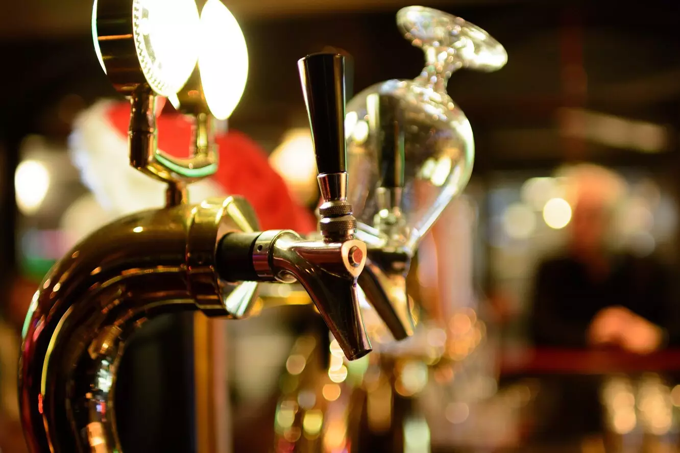 Tại sao những quán bar tốt lại tráng ly sạch sẽ trước khi rót bia vào?