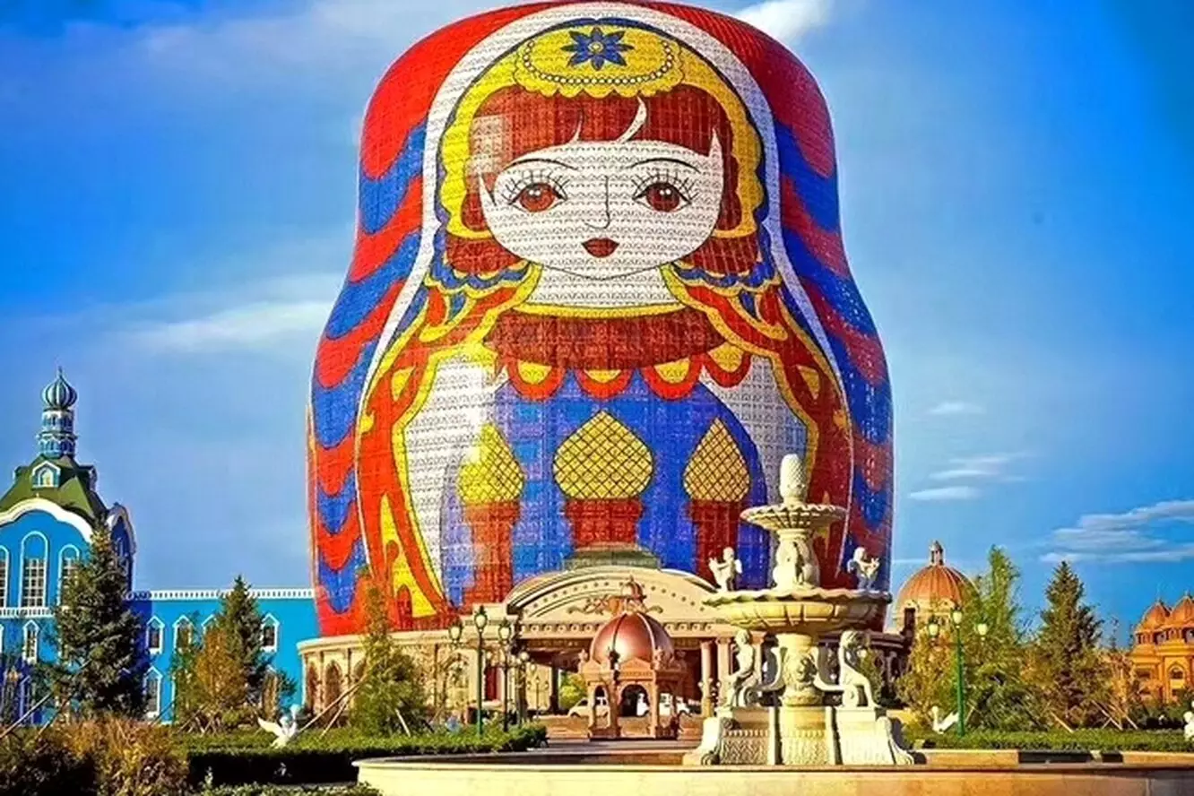 چيني آرڪيٽيڪٽس مقابلي ۾ پيش ڪيل 87 بدصورت عمارتون. انھن مان، اتي هڪ matryoshka جي صورت ۾ هڪ عمارت آهي