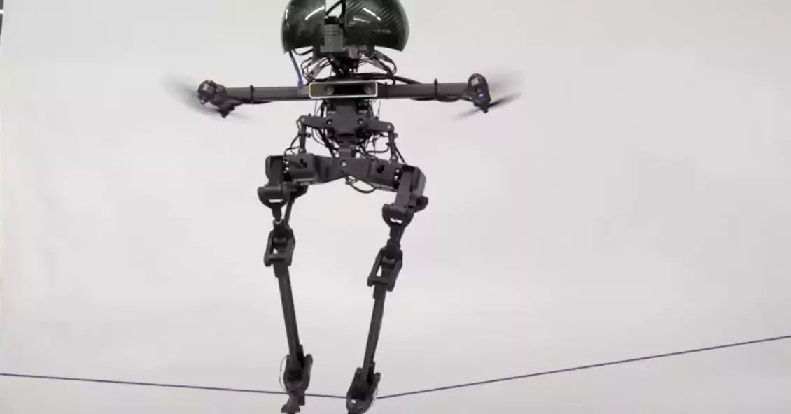 Izveidoja robotu dronu, kas var staigāt un lidot