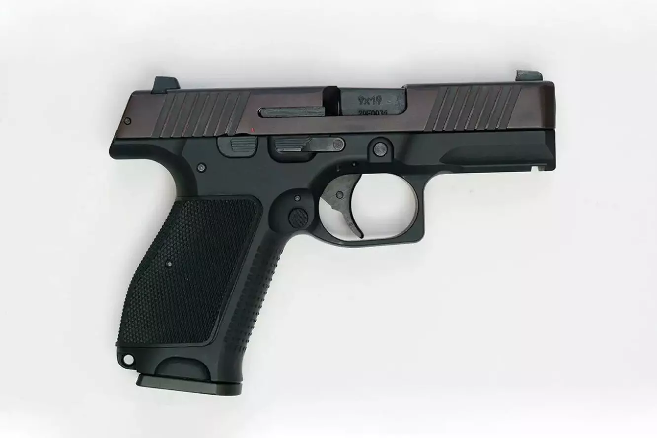 Poliția rusă înarmată cu un pistol compact