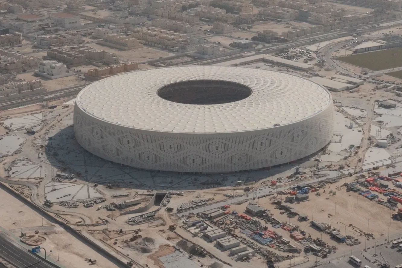 Al-Tumama: een stadion midden in de woestijn in de vorm van een enorme hoofdtooi