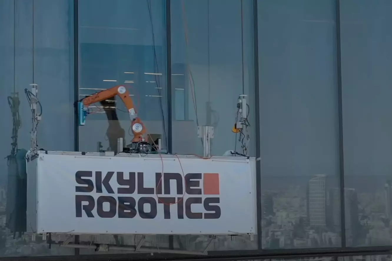 Sna Stáit Aontaithe, forbraíodh glantóirí gloine robotic a nighfidh na fuinneoga skyscrapers