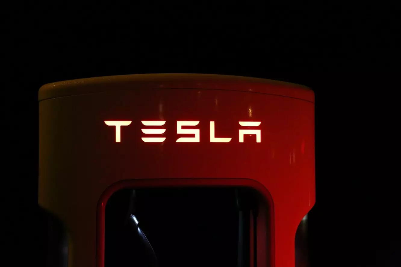 Tesla АҚШ-тың 12 000-ға жуық көлігін бағдарламалық құралдағы ақауға байланысты кері қайтарып алды