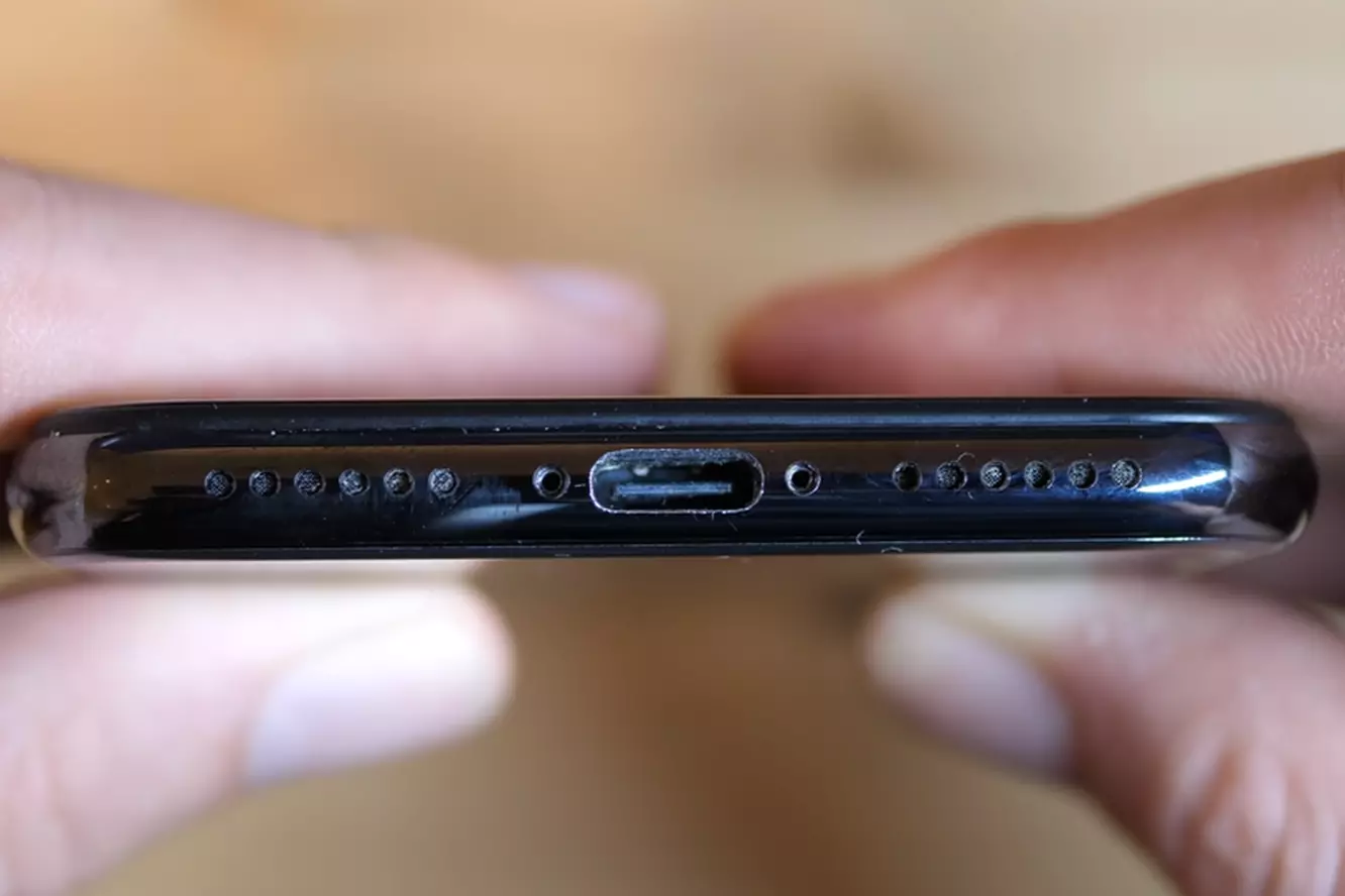 Ang unang iPhone sa mundo na may gumaganang USB-C connector ay para sa auction