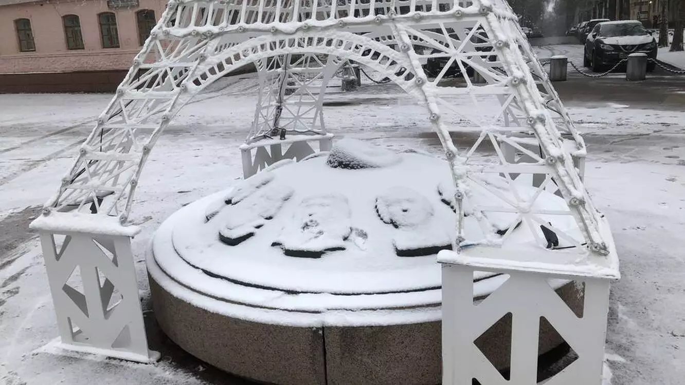 I Bryansk blev en nytårsinstallation installeret over monumentet til Yuri Gagarin 391598_4