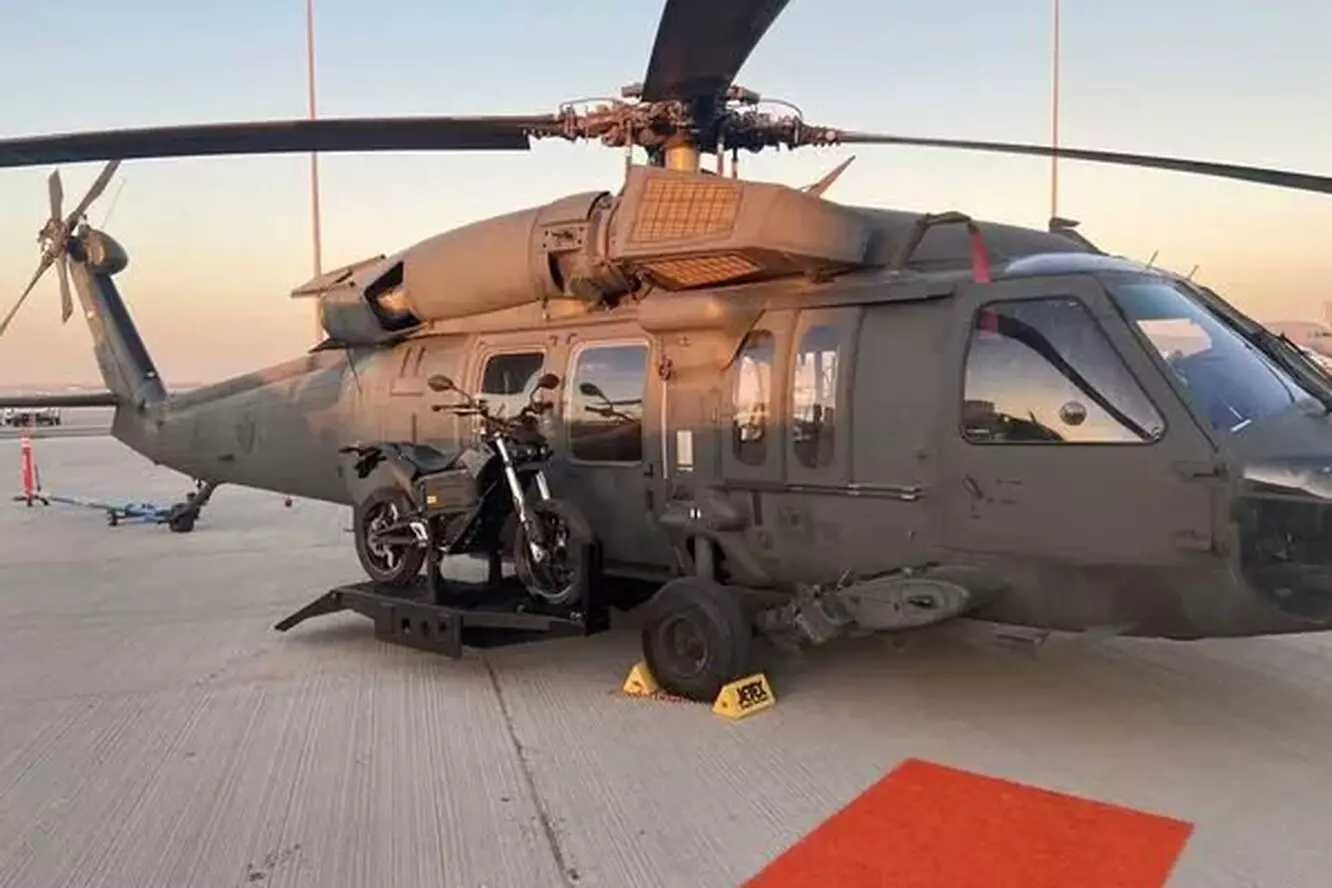 L'exèrcit àrab va mostrar un helicòpter de combat amb motocicletes