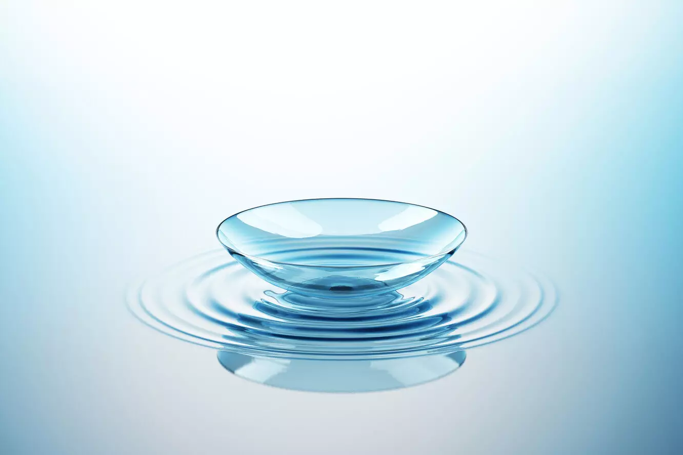 No parasta stikla līdz fotohromiskajam silikona hidrogelam: kā tehnoloģija ir attīstījusies kontaktlēcu jomā