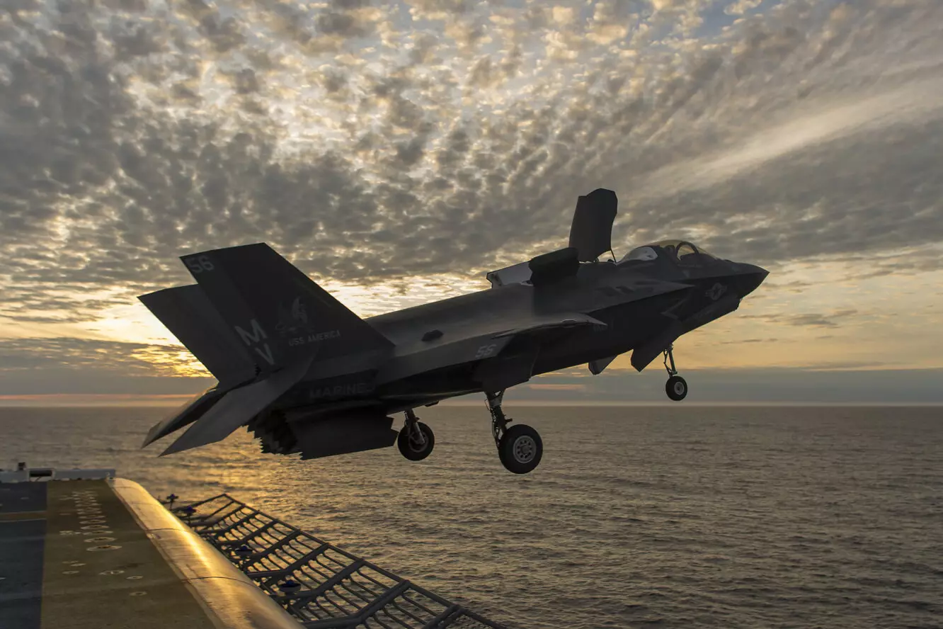 F-35 savaş uçağı uçak gemisinden düştü: video