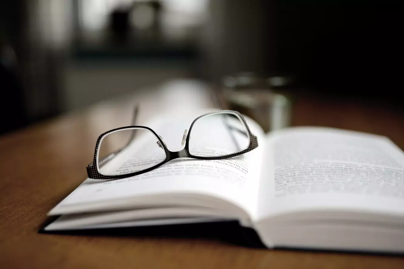 EU aproba as gotas para os ollos que poden substituír as lentes de lectura