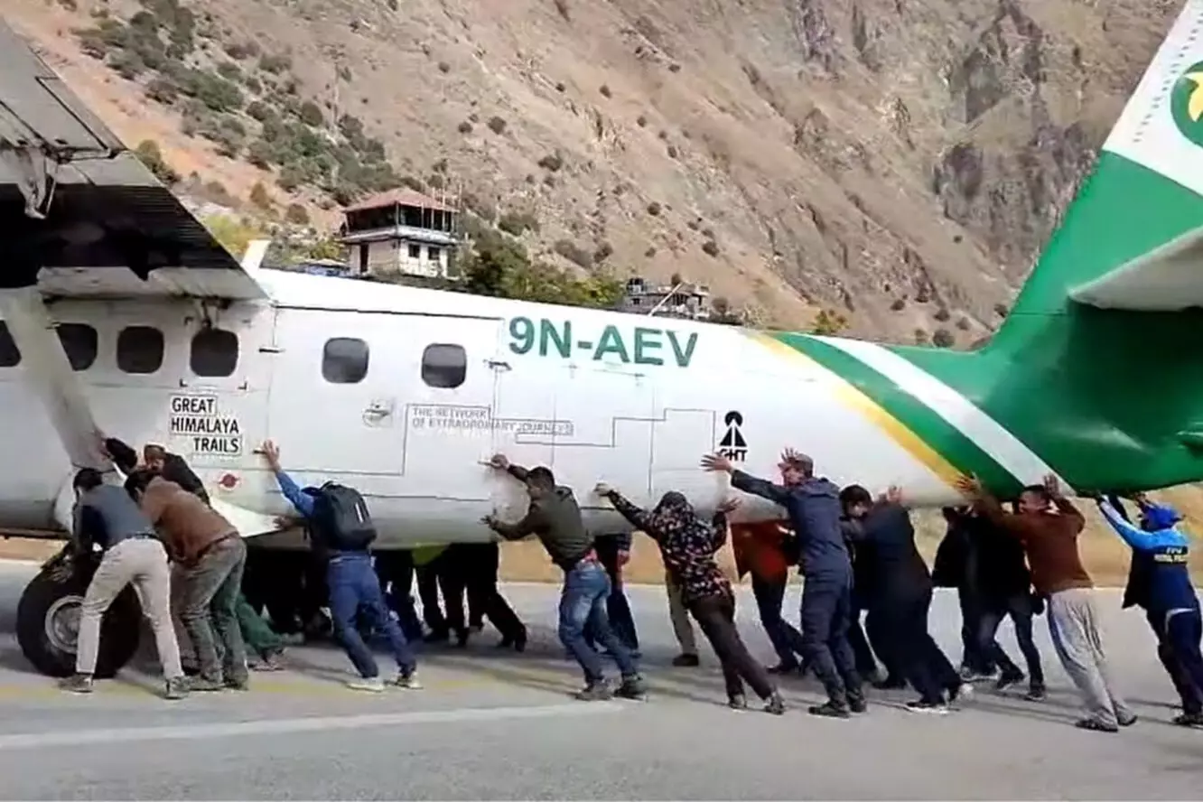 Viral video: Passagerer skubber fly med sprængt dæk i Nepal