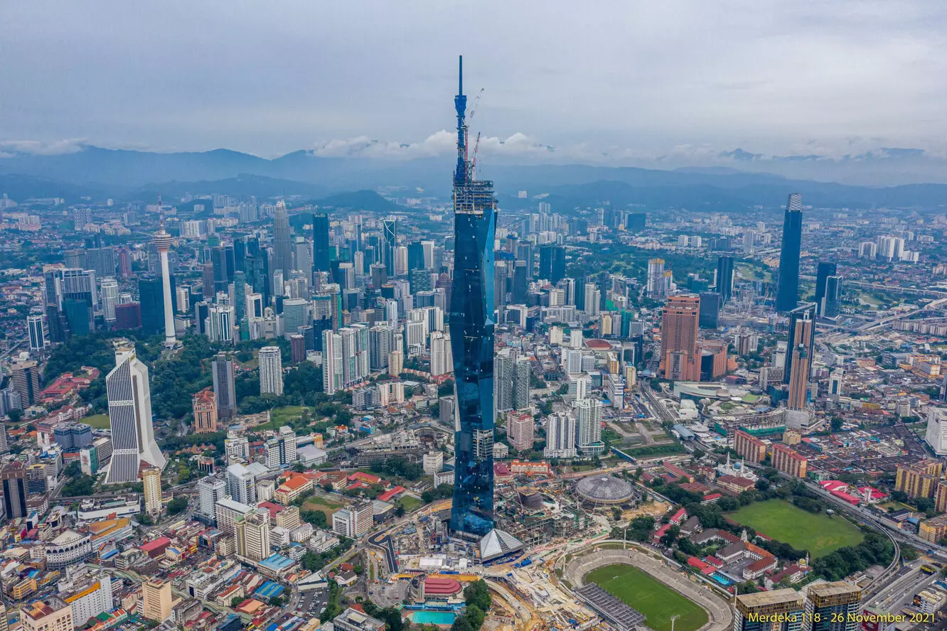 MuKuala Lumpur, spire yakaiswa panzvimbo ine skyscraper yeMerdeka 118. Chivako chacho chakatora nzvimbo yechipiri pandandanda yezvirefu zvikuru pasi rose.