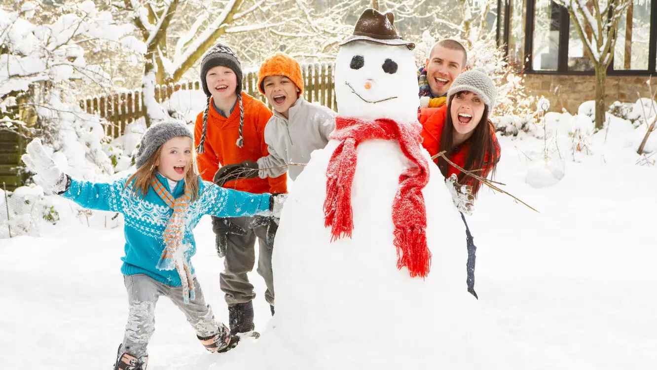 大晦日にカントリーハウスで何をすべきかはすでにわかっています。朝は、家族と一緒に本当の雪遊びを手配できます。