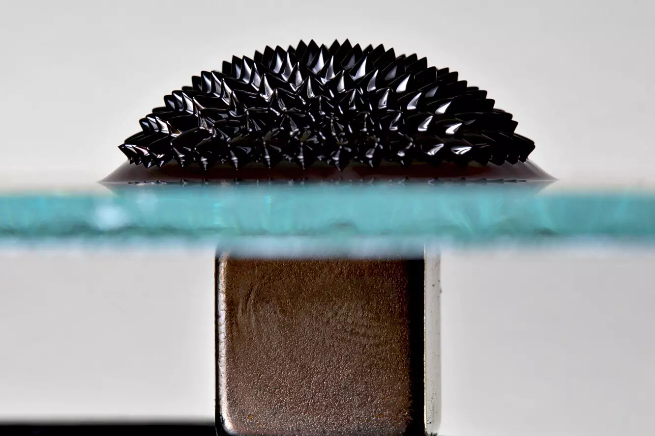 Masayendisiti akadzidza kudzora ferrofluid, kugadzira mapatani