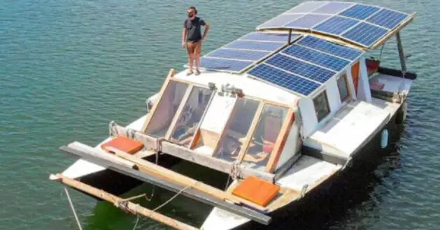 Ютубер перетворив старий вітрильник на плавучий будинок на сонячній енергії.