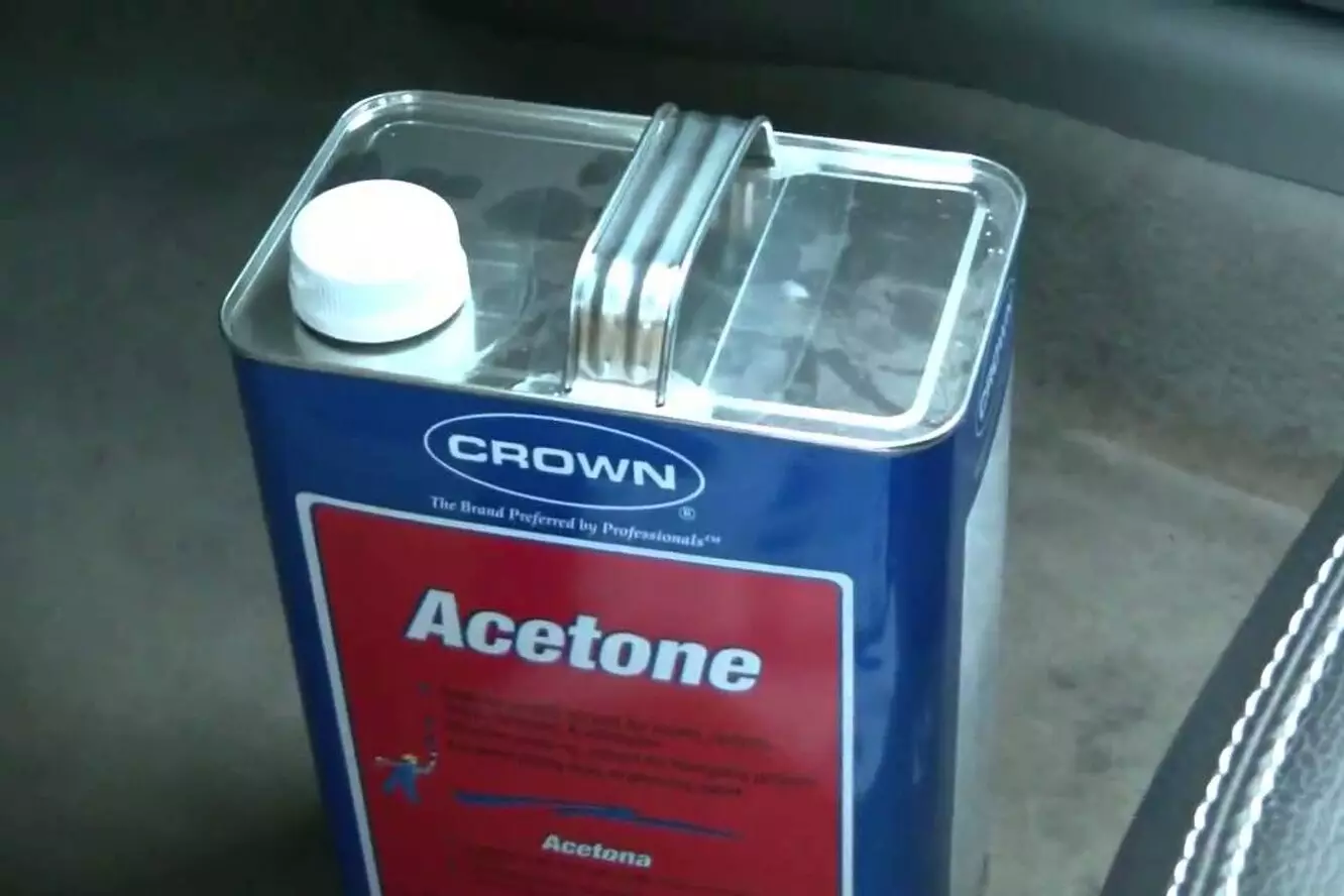 Kungani i-acetone ithululelwa ethangini lemoto?