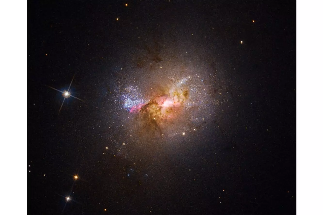 Hubble je otkrio crnu rupu koja započinje formiranje zvijezda u patuljastoj galaksiji 394100_1