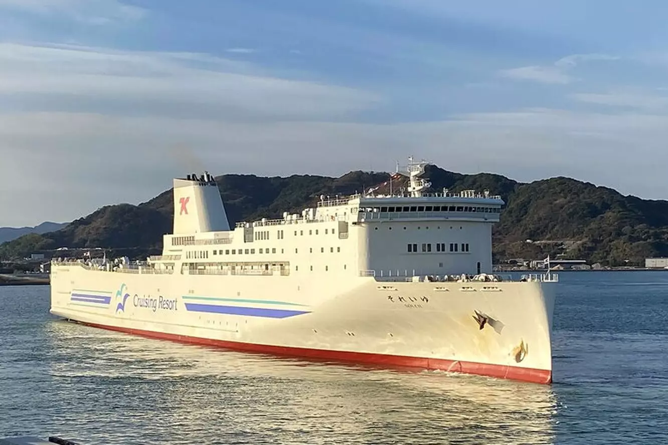 Un enorme ferry japonés cruzó el mar y amarró sin ayuda humana: el futuro es de los robots