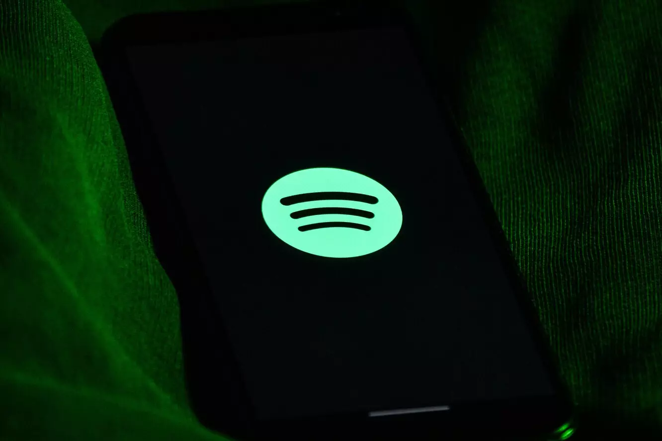 Spotify o loʻo faʻasalalau tulafono faʻavae e feagai ma faʻamatalaga sese e uiga ile COVID-19. Na fesoasoani lenei mea i le boycott e le au musika ma podcasters 394485_1