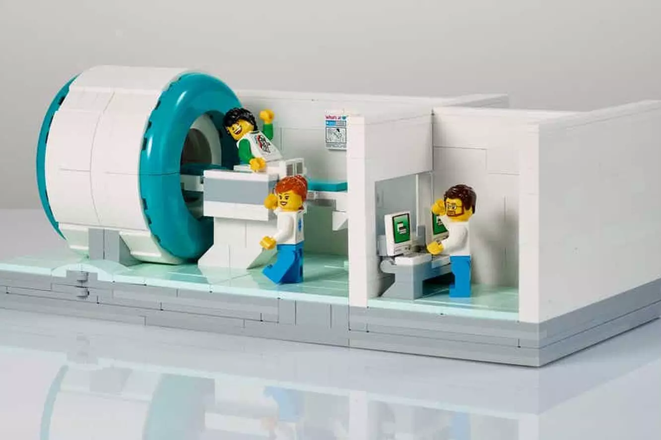 LEGO creou un novo construtor en forma de escáner de resonancia magnética: tales conxuntos serán doados aos hospitais para que os nenos non teñan medo ao procedemento.