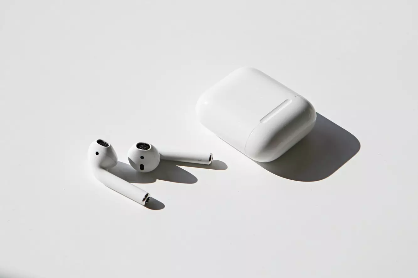 Apple irimo gukora ubwoko bushya bwibinyabuzima. AirPods izasikana imiyoboro yabatwi