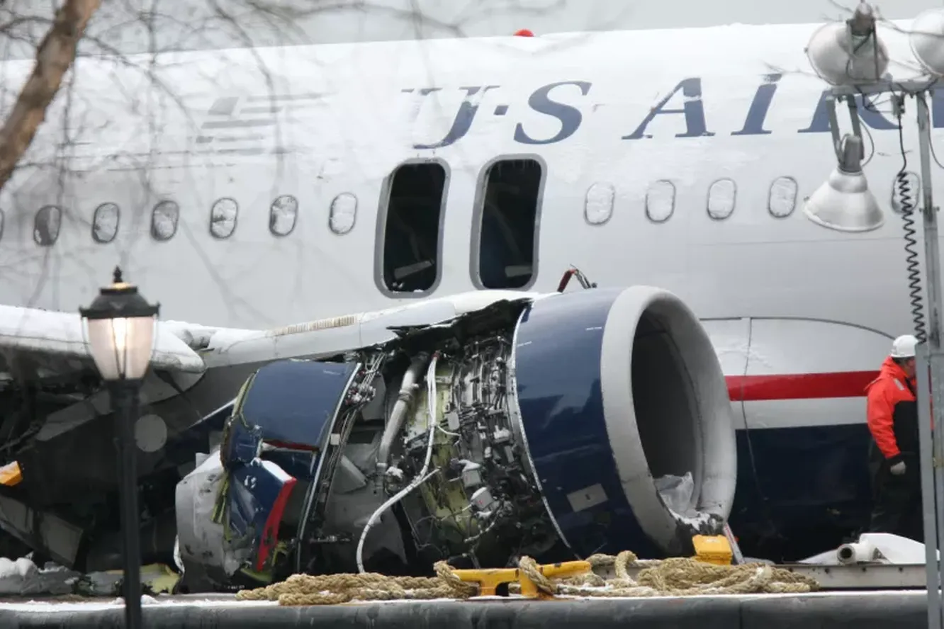 Qué sucede cuando un avión hace un aterrizaje de emergencia