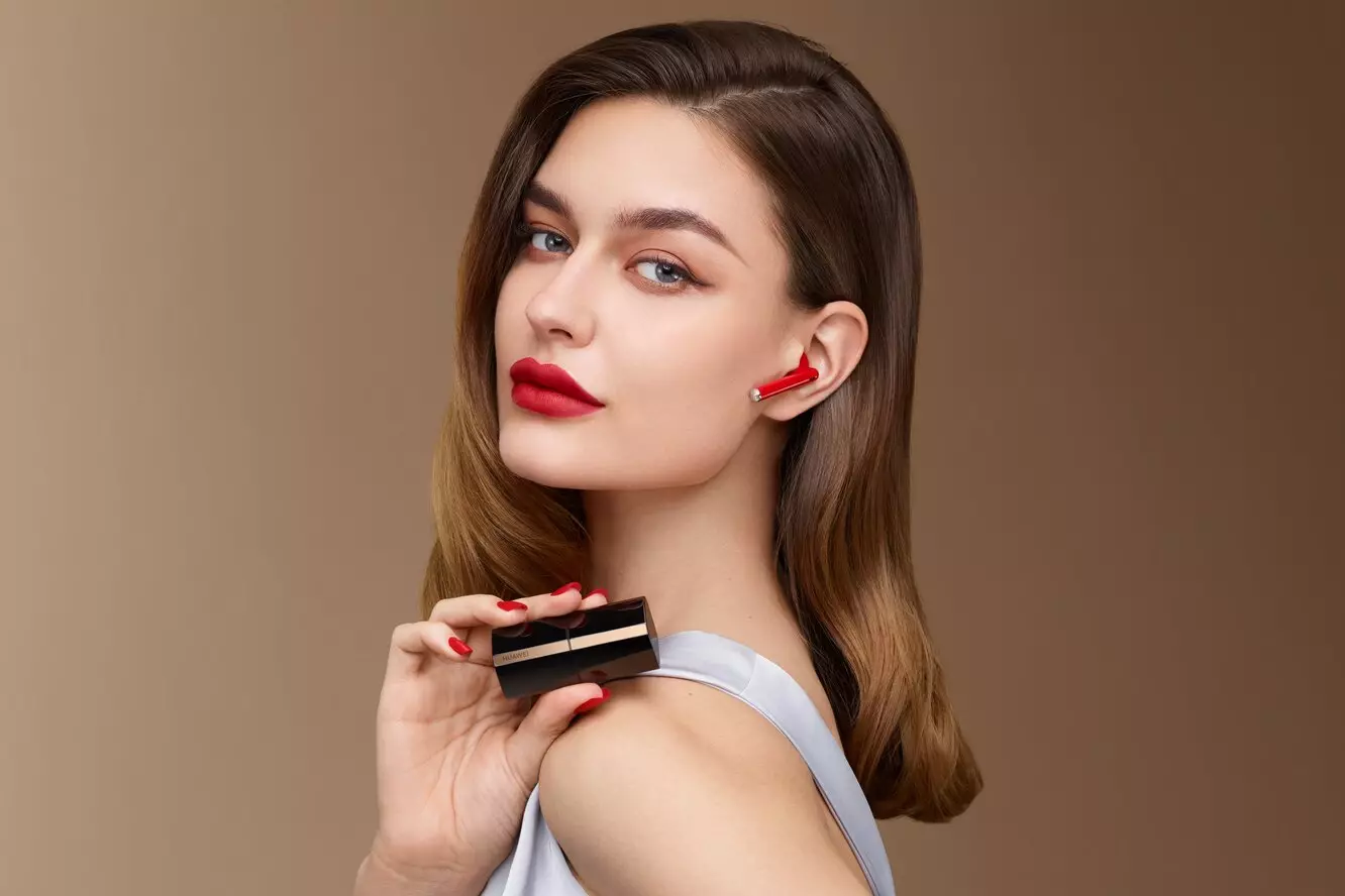 Svůdná červená: nejupřímnější test nových sluchátek FreeBuds Lipstick