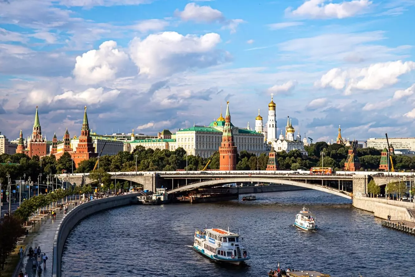 Ang mga sasakyang-dagat na may mga de-koryenteng motor ay susuriin sa Ilog ng Moscow. Maaari kang sumakay sa kanila