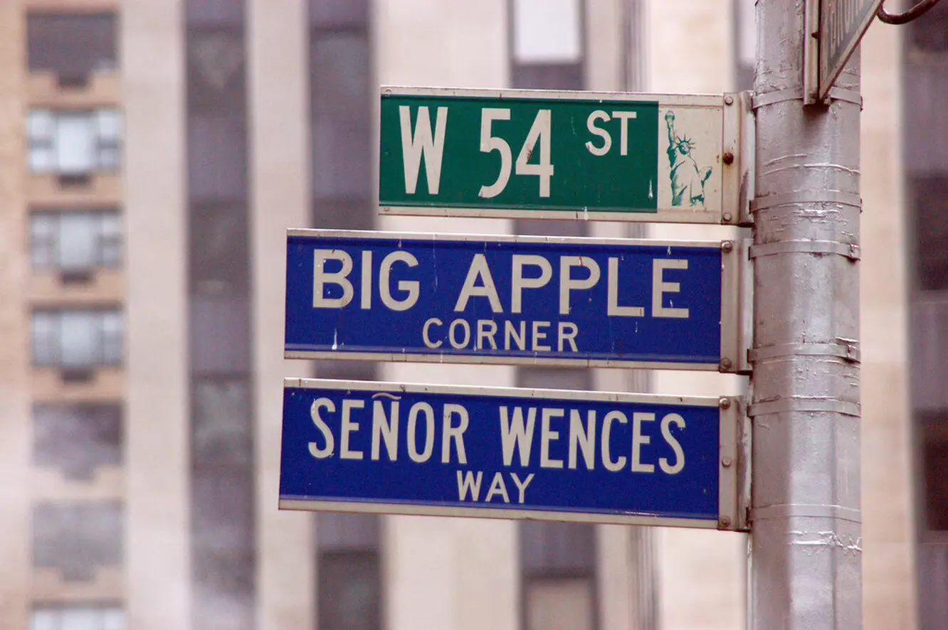 A New York, à l'intersection de Broadway et West 54th Street, il y a un panneau en l'honneur de D. Fitzgerald "Big Apple Corner"