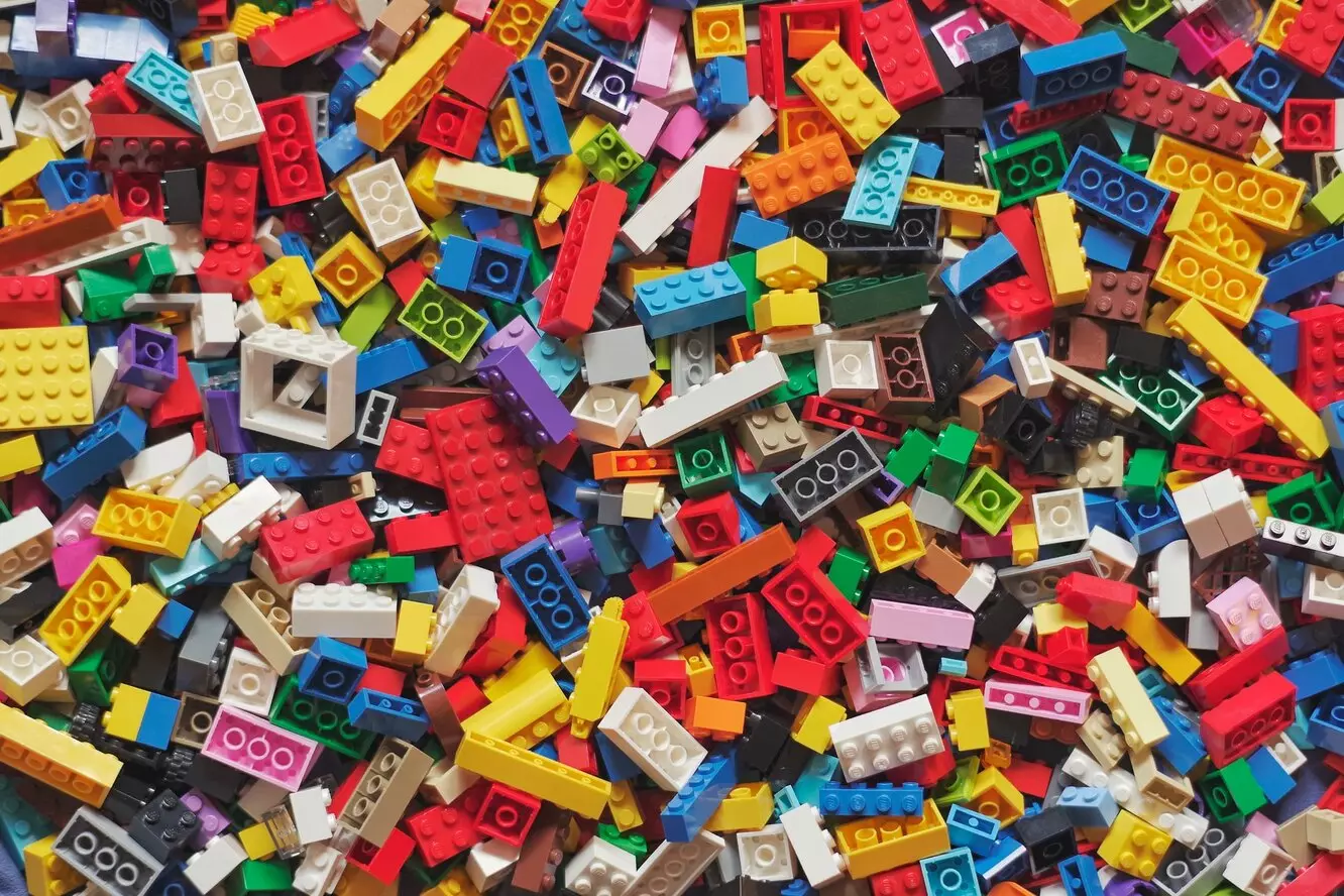 De Grousse LEGO Spill: D'Geschicht vu wéi 5 Millioune Stécker an den Ozean gefall sinn an eng grouss Ëmweltkatastroph verursaacht hunn