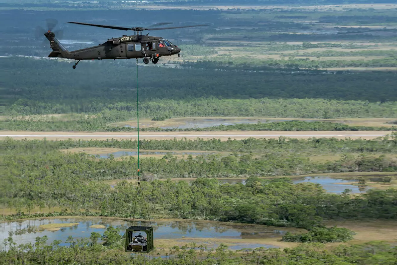 Usa ka gubat nga wala magkinahanglan og mga tawo: kung giunsa ang usa ka robot nga helicopter naghatud sa usa ka armored personnel carrier robot sa natad sa panggubatan