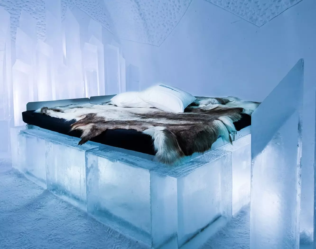 Lit de glace dans la chambre de l'hôtel suédois Icehotel