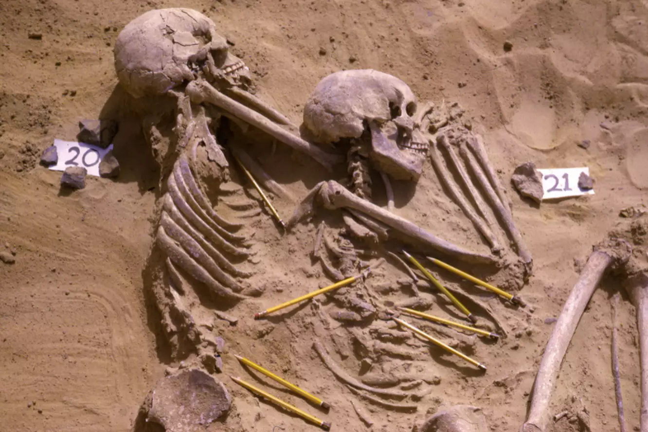 Pemakaman 117 di Jebel Sahab adalah salah satu pemakaman resmi paling awal di dunia. Pecahan dan serpihan batu api, sisa-sisa panah atau senjata lain ditemukan bercampur dengan tulang 24 kerangka. Potongan ditemukan pada tulang kerangka lainnya. Luka yang sembuh juga menunjukkan bahwa konflik cukup umum, mungkin karena persaingan untuk makanan dan sumber daya.