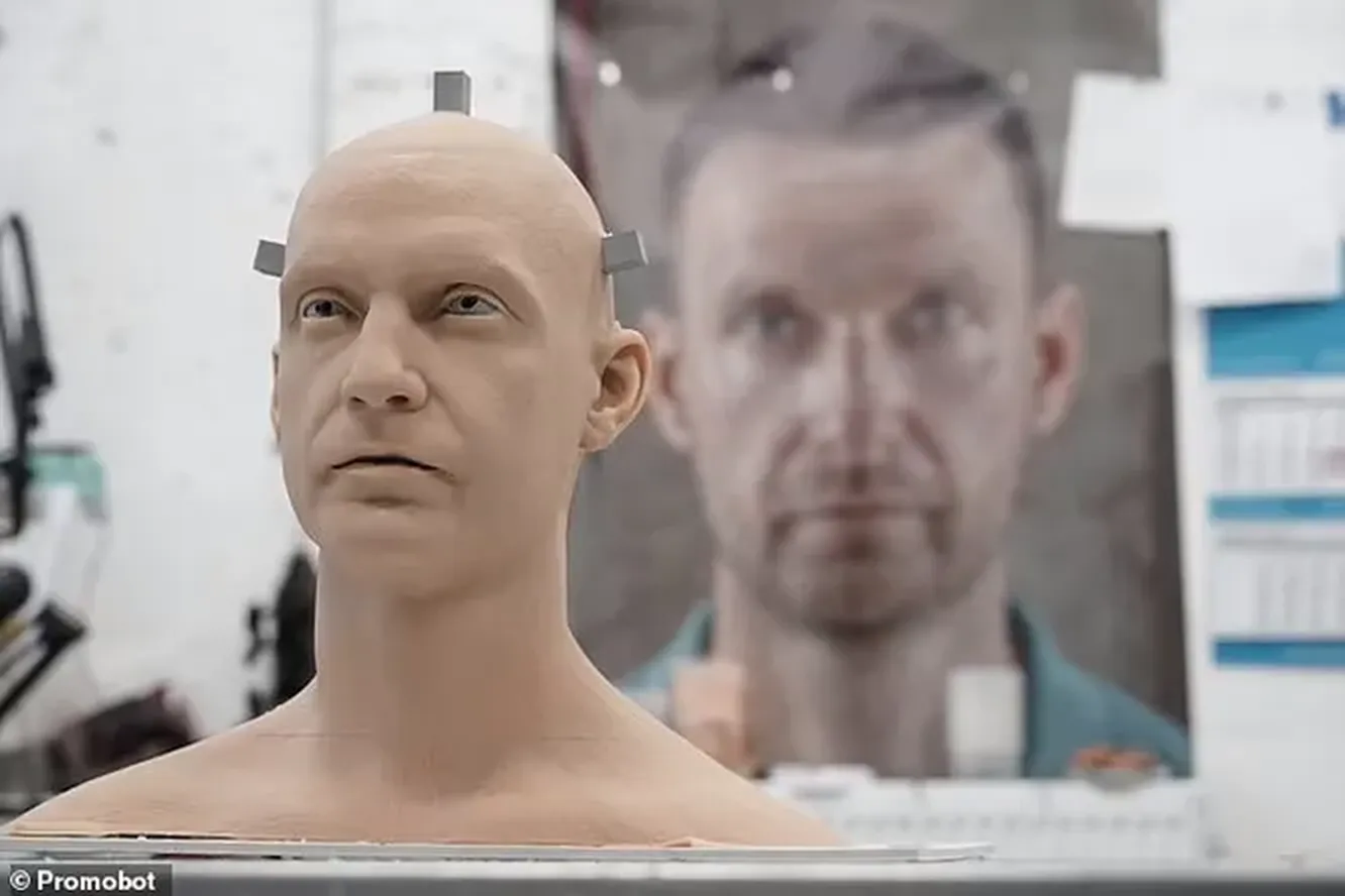 Android con rostro humano realista