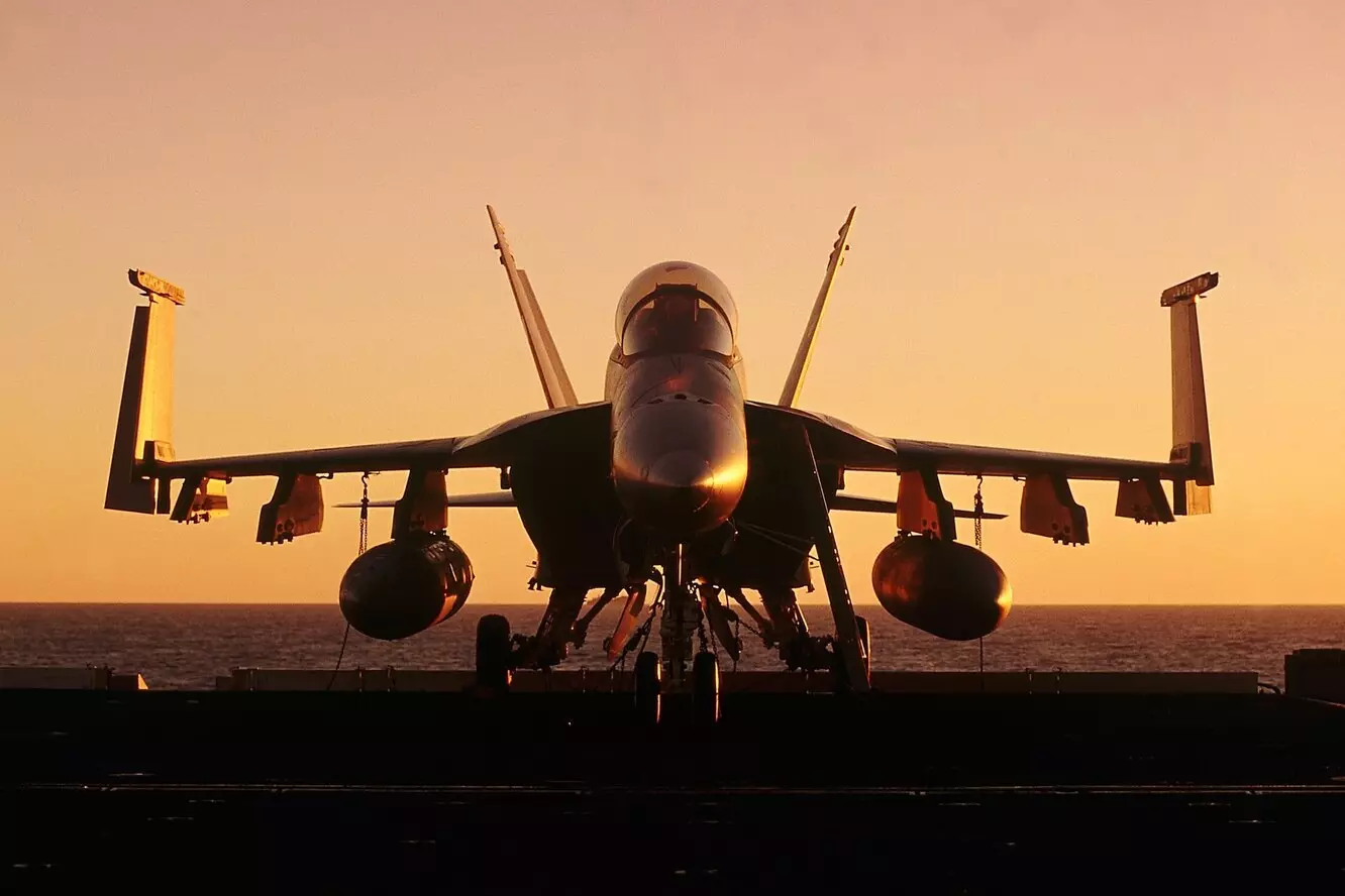 Mighty "Hornet": McDonnell Douglas F / A-18 Hornet, dont le potentiel n'est pas révélé
