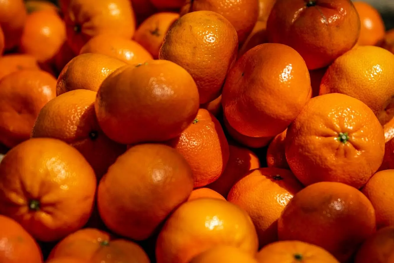 Kini idi ti awọn tangerines ti wa ni tita ni awọn idii apapo pupa: iwulo tabi ploy tita kan