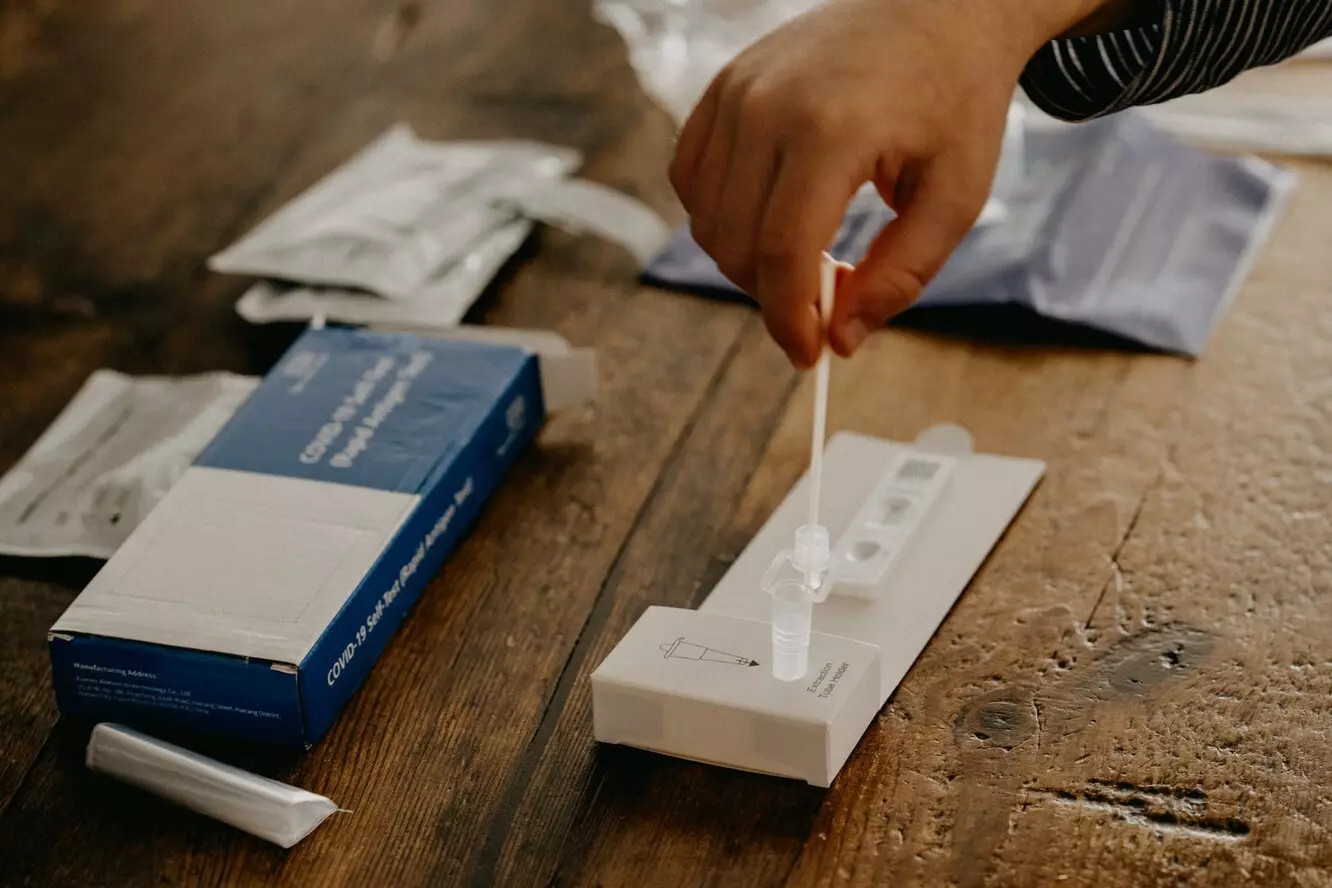 Některé testovací roztoky obsahují chemickou látku azid sodný, která může být škodlivá, pokud se dostane do kontaktu s kůží, nosem, ústy nebo očima nebo pokud dojde k požití chemikálie.