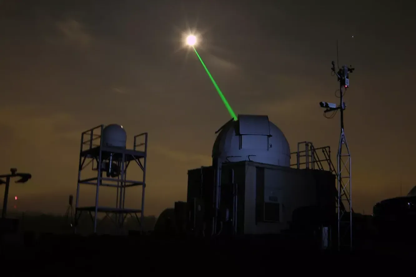 Prečo vedci strieľajú laserom na Mesiac a čo s tým majú spoločné gravitačné vlny?