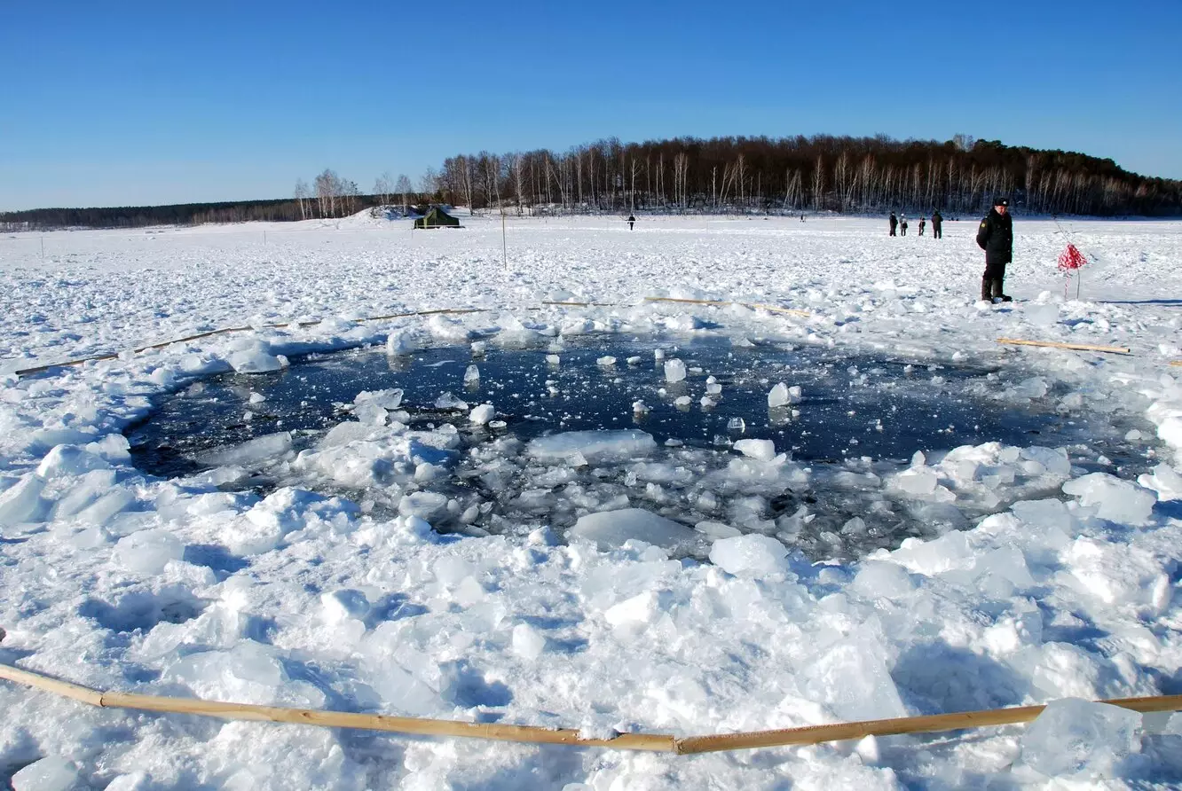 The shock wave that occurs during the destruction of a meteorite can bring much more trouble than the fall of a large fragment. The photo shows a hole in the ice of Lake Chebarkul, presumably pierced by a piece of the Chelyabinsk meteorite.