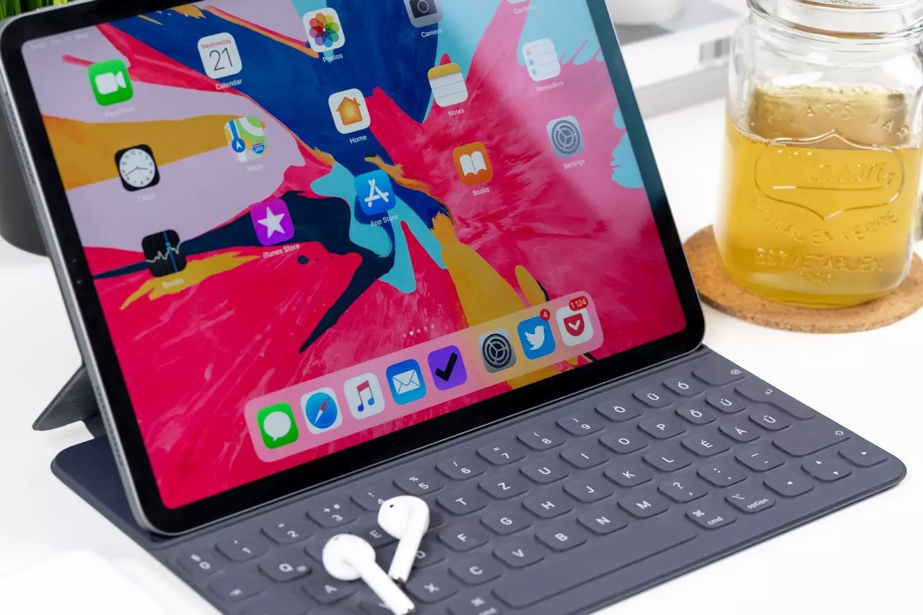 Kan 'n tablet 'n skootrekenaar vervang: iPad Air vs MacBook