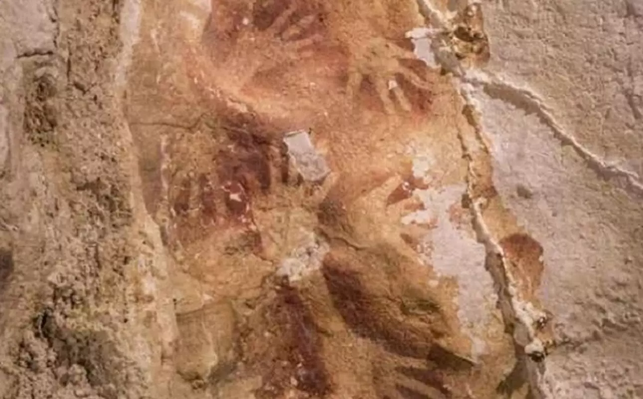 Ali u slučaju umjetnosti na stijenama, najstarijim se smatraju slike pronađene u špiljama na otoku Sulawesi, u istočnom dijelu Bornea. Prema znanstvenicima, ti su crteži stari najmanje 40.000 godina. Slike su ručne šablone i crteži lokalnih životinja. Jedan od njih, nazvan Babirus, star je 35.400 godina, što ga čini najstarijim poznatim djelom likovne umjetnosti. Prije toga, slike životinja kasnog paleolitika pronađene u špilji Chauvet u Francuskoj smatrane su najstarijima. Arheolozi procjenjuju njihovu starost na 30 000 - 32 000 godina.