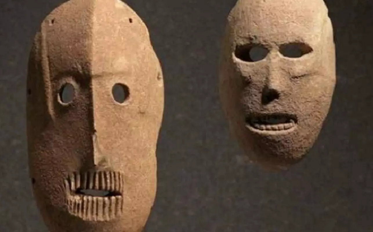 De äldsta maskerna är en samling av tidiga mänskliga skapelser som går tillbaka 9 000 år. Stiliserade masker har flera hål längs kanterna, som troligen användes för att hålla dem på huvudet med snören. Maskerna hittades i det som nu är Israel, Judean Hills och Judean Desert, och visas nu på Israel Museum i Jerusalem.