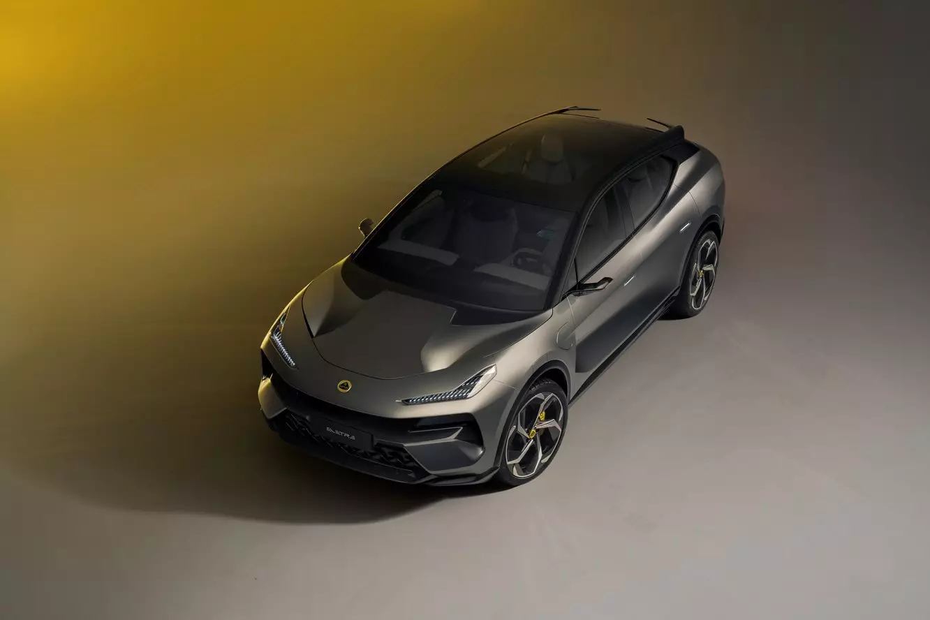 Lotus показав перший у своїй історії кросовер. І він електричний